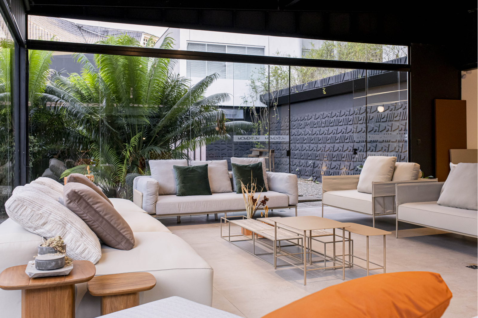 Marcus Ferreira assina showroom em parceira entre Momenttum eDecameron - Móveis de Valor